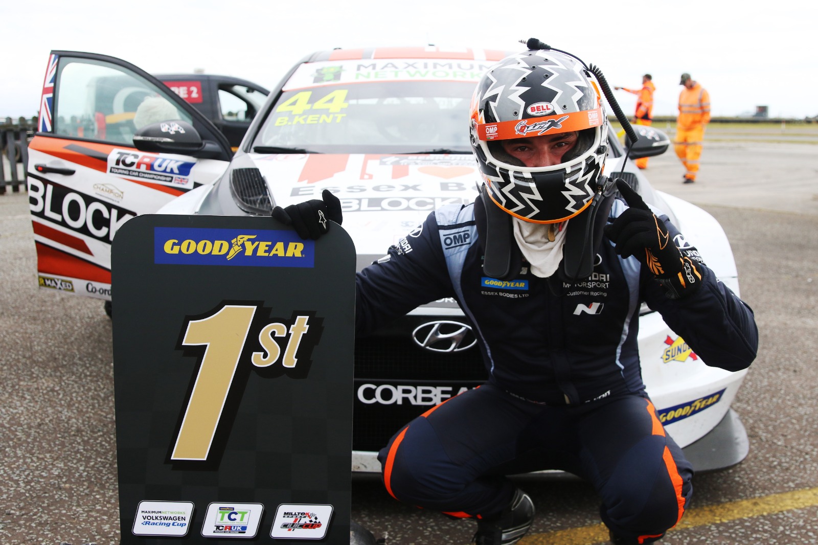 Bradley Kent survives race of attrition to take his third win - TCR UK