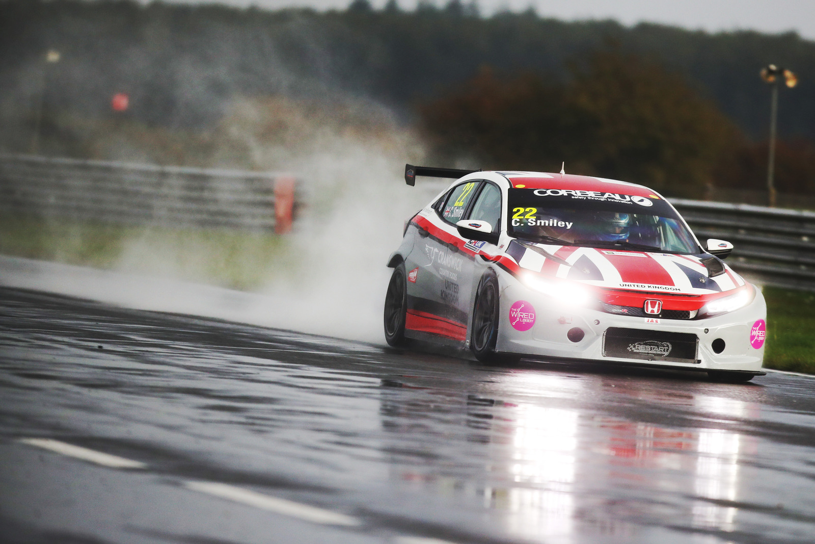 Smiley takes pole position at Snetterton as seven title challengers ...